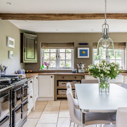 Enjoy a tour of this impressive thatched country house in Hampshire ...