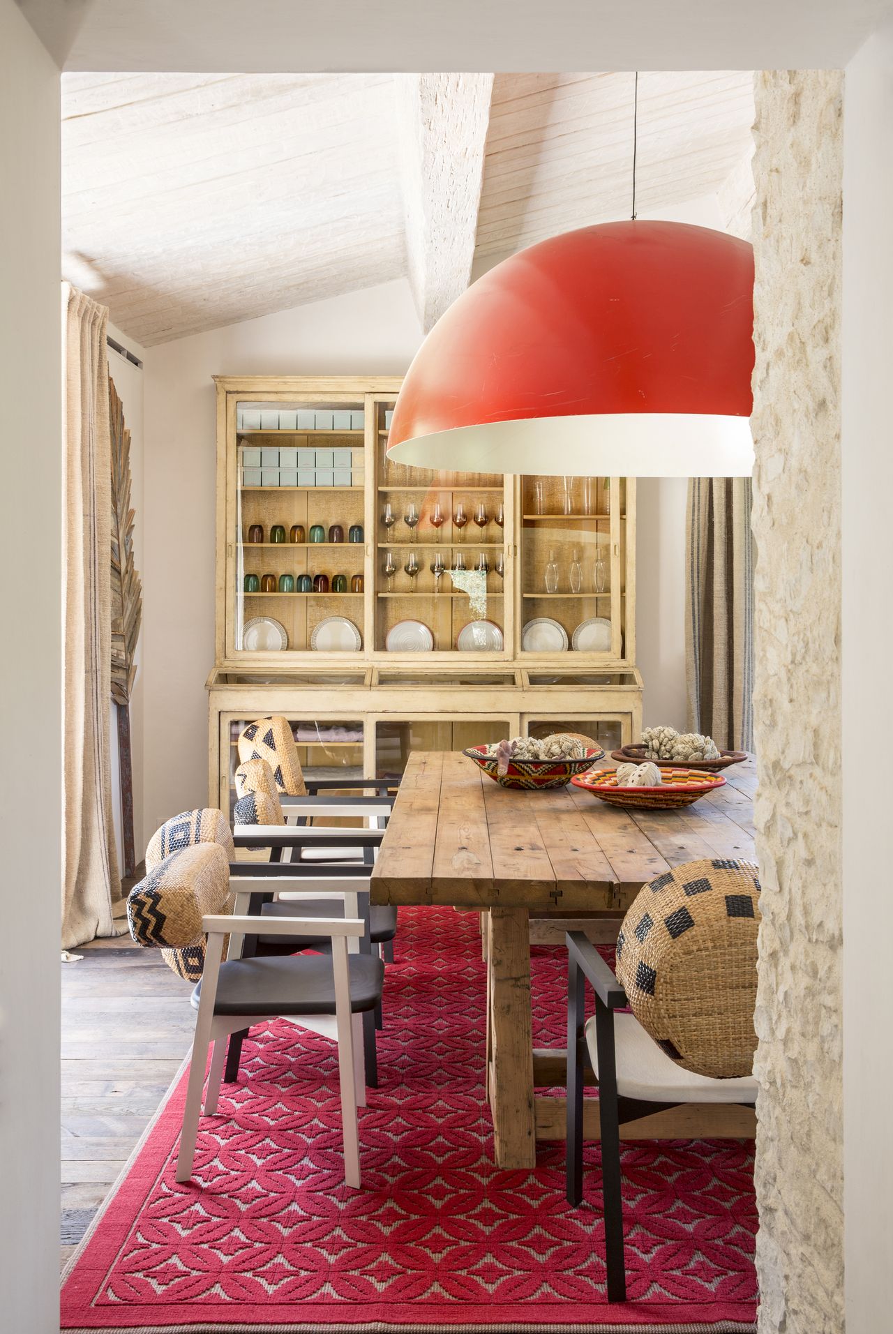 Should I put a rug under the dining table? | Livingetc