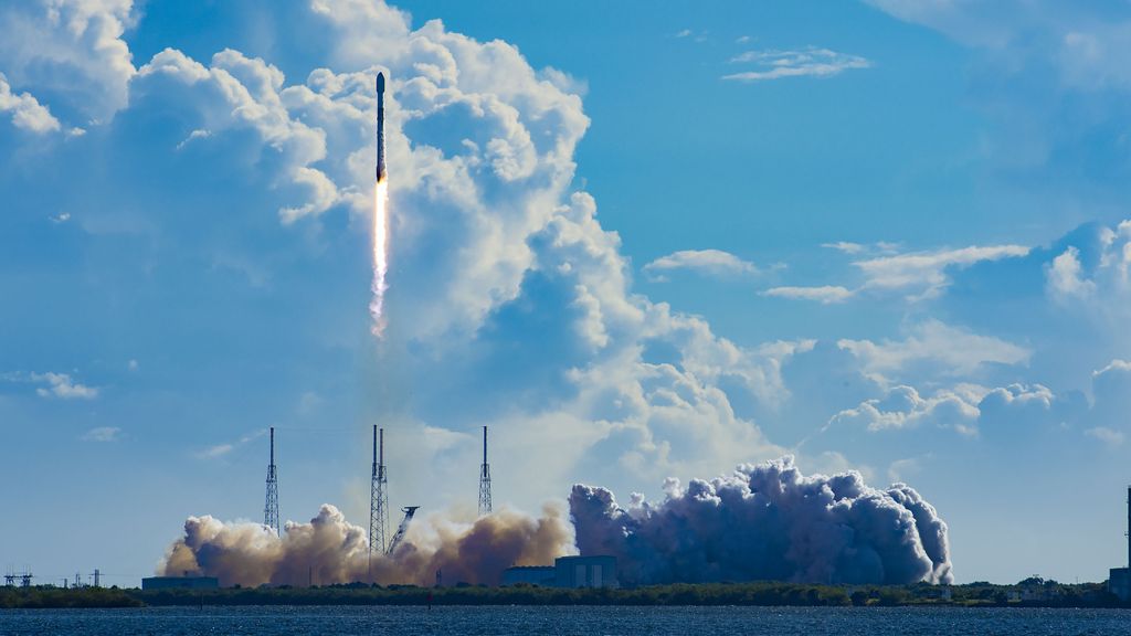 SpaceX launch 22 Starlink 'V2 mini' satellites into orbit, lands rocket ...