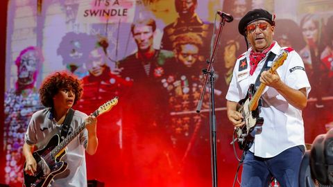 Roman Morello shreds circles around his dad onstage | Guitar World