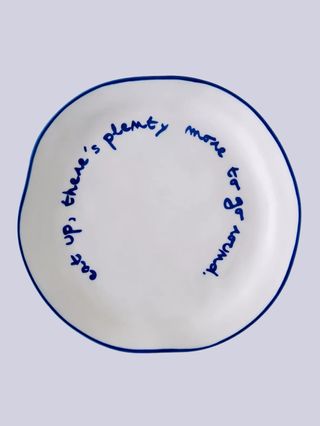'Slogan' Plates Are the Personality-Filled Table Trend