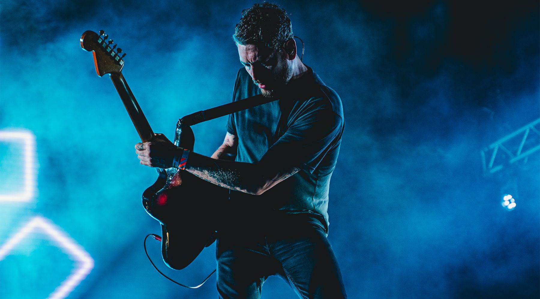 Snow Patrol's Johnny McDaid performed with two broken hands | GuitarPlayer