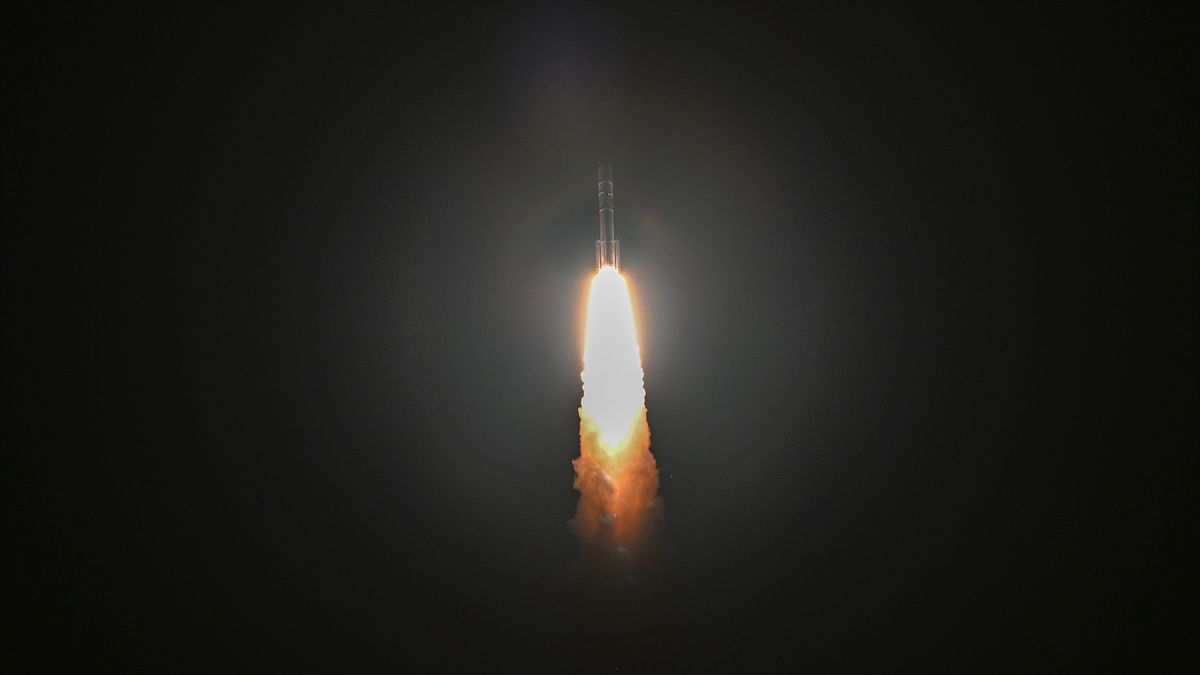 See 1st-ever Vulcan Centaur rocket blast off into space in stunning ...