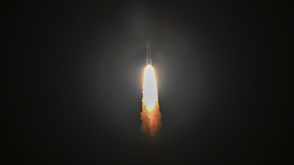 See 1st-ever Vulcan Centaur rocket blast off into space in stunning ...