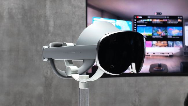 I just used a Meta Quest VR headset to get 3 virtual monitors on a ...