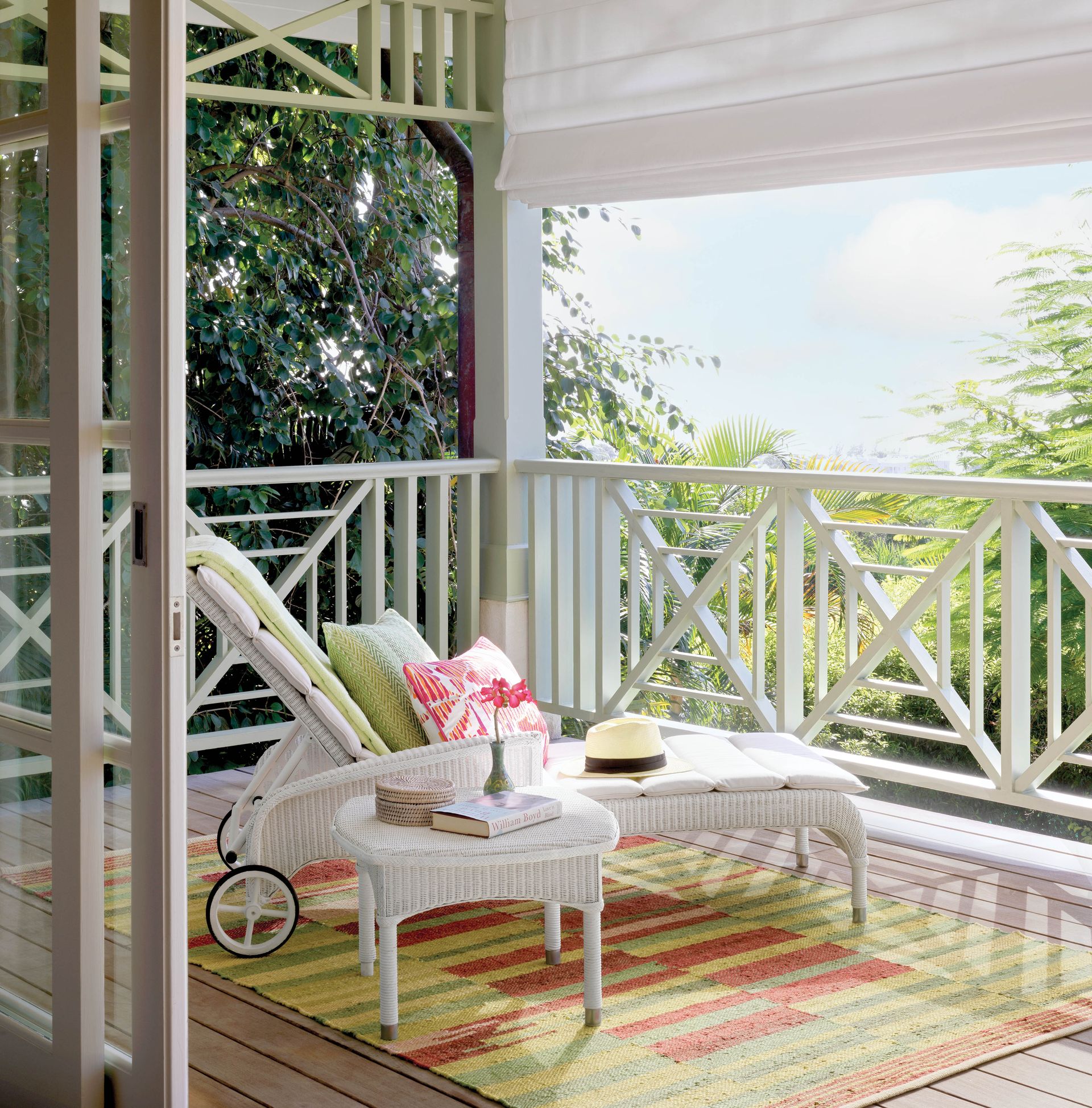 Colorful backyards – 11 color schemes for porches and patio | Livingetc