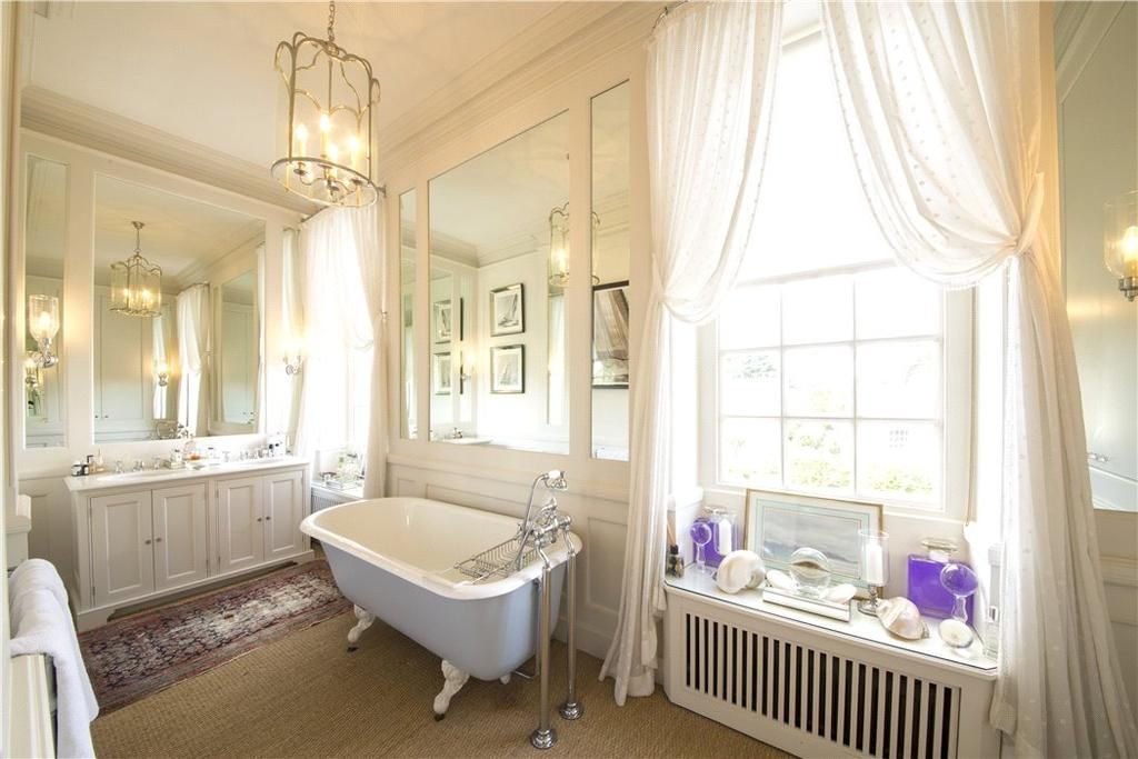 A glorious Berkshire house with gardens by Arne Maynard, within easy ...