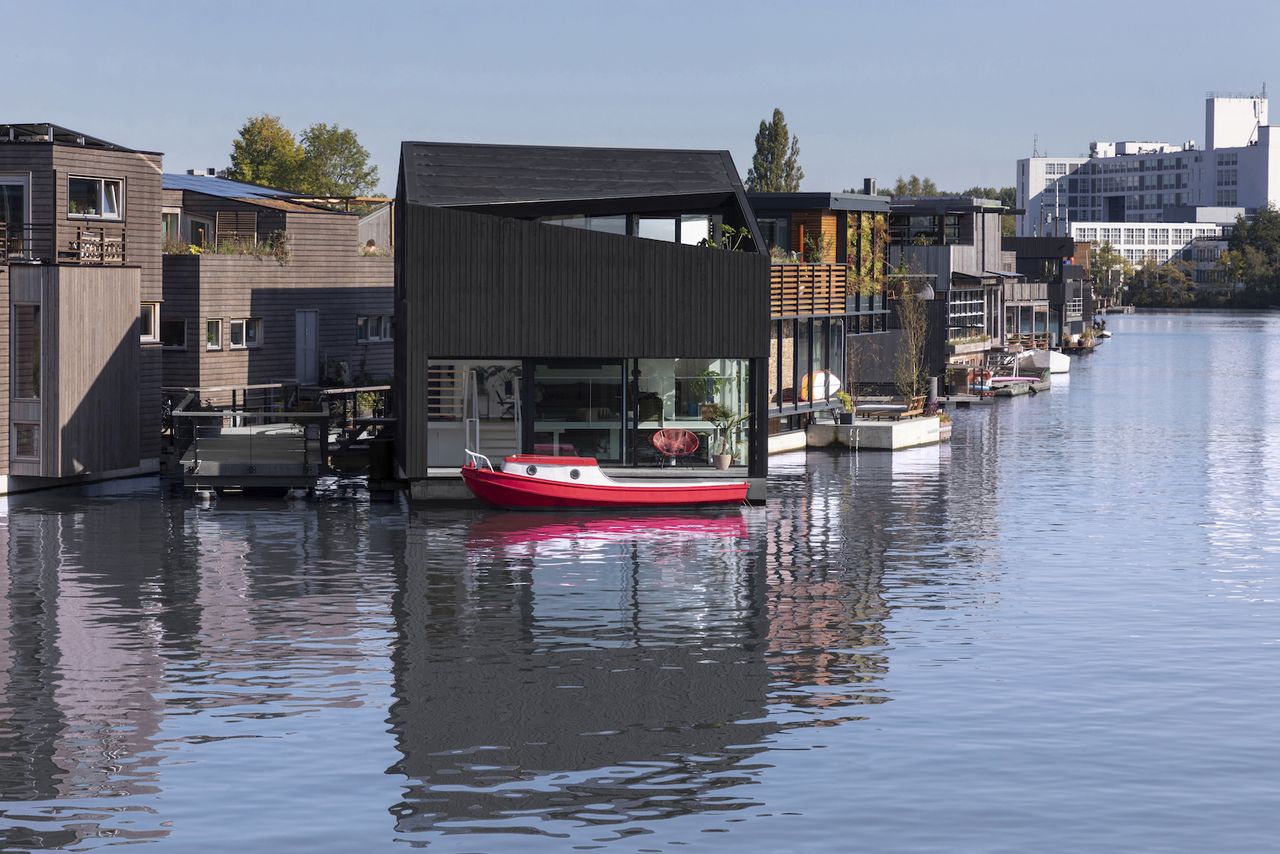 Explore a modern floating home in Amsterdam | Livingetc