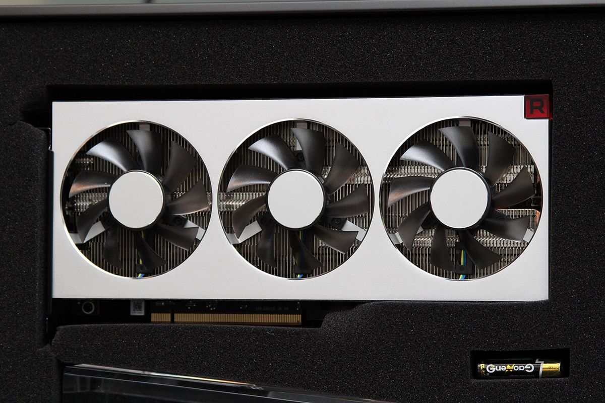 Unboxing AMD's Radeon VII: A Sneak Peek At Vega 20 - Tom's Hardware ...