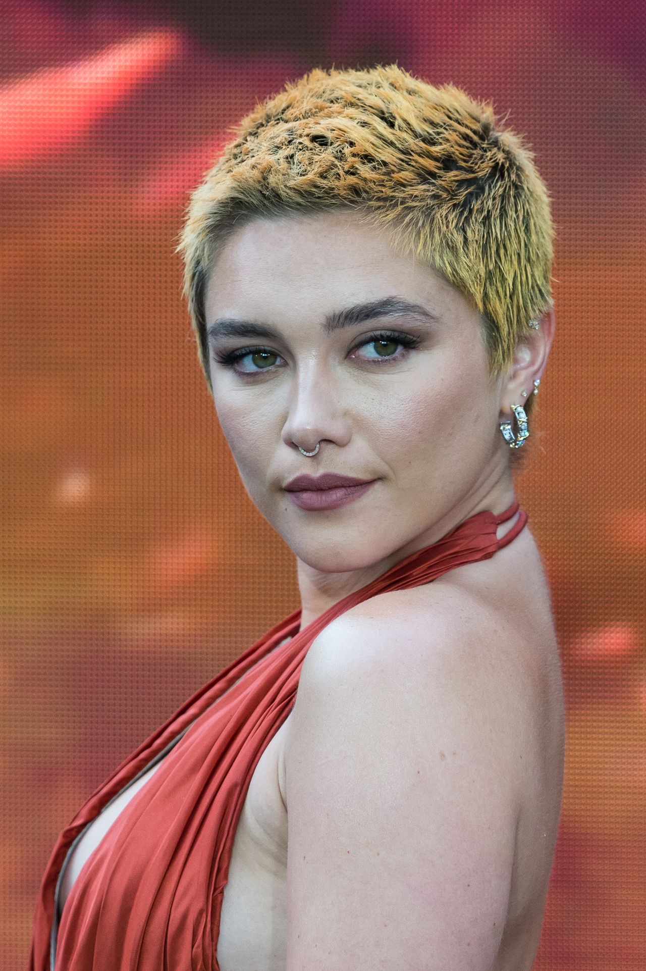 Florence Pugh's Latest Grow-Out Hairstyle Features a Sculptural Swoop ...