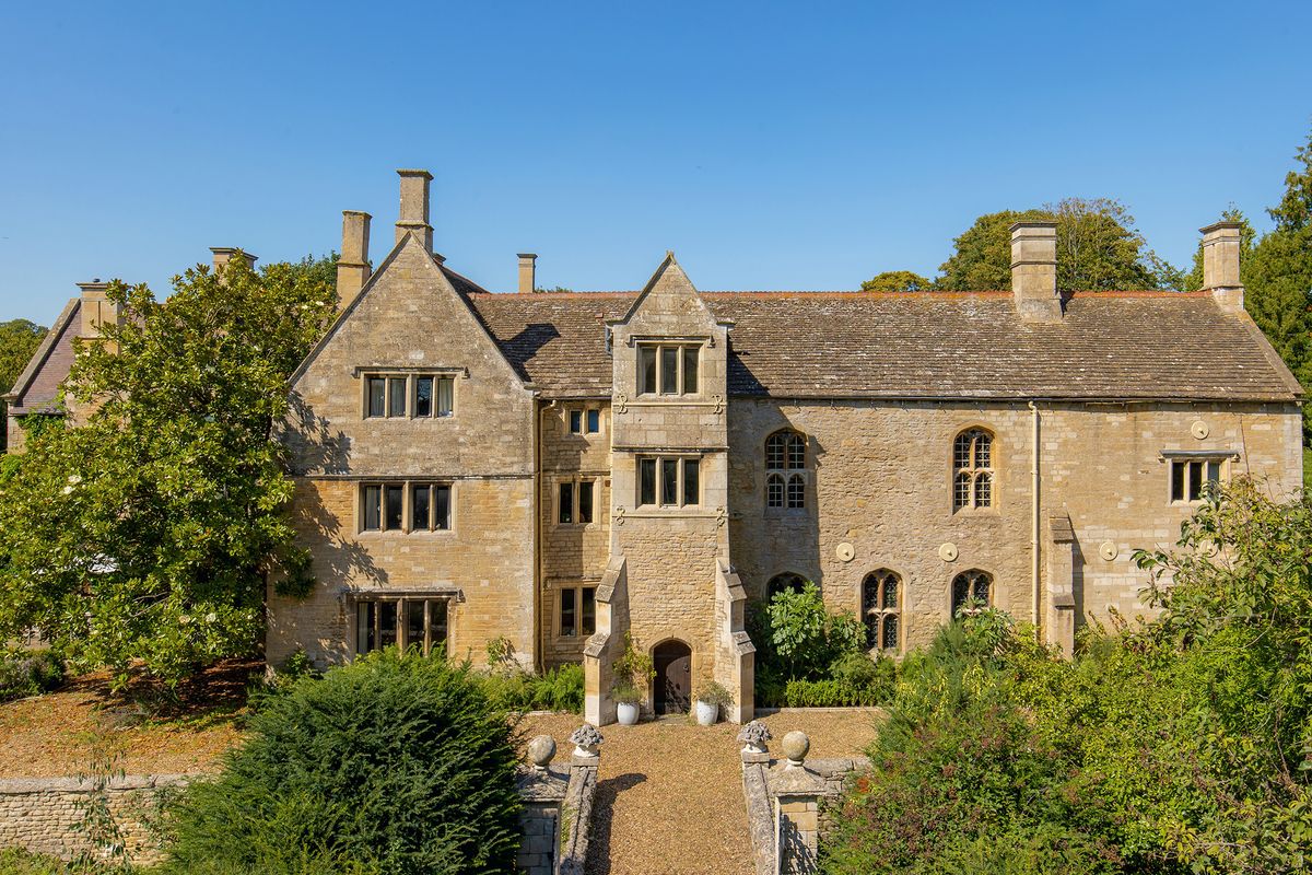 A medieval Manor house that was once a royal hunting lodge has come to ...