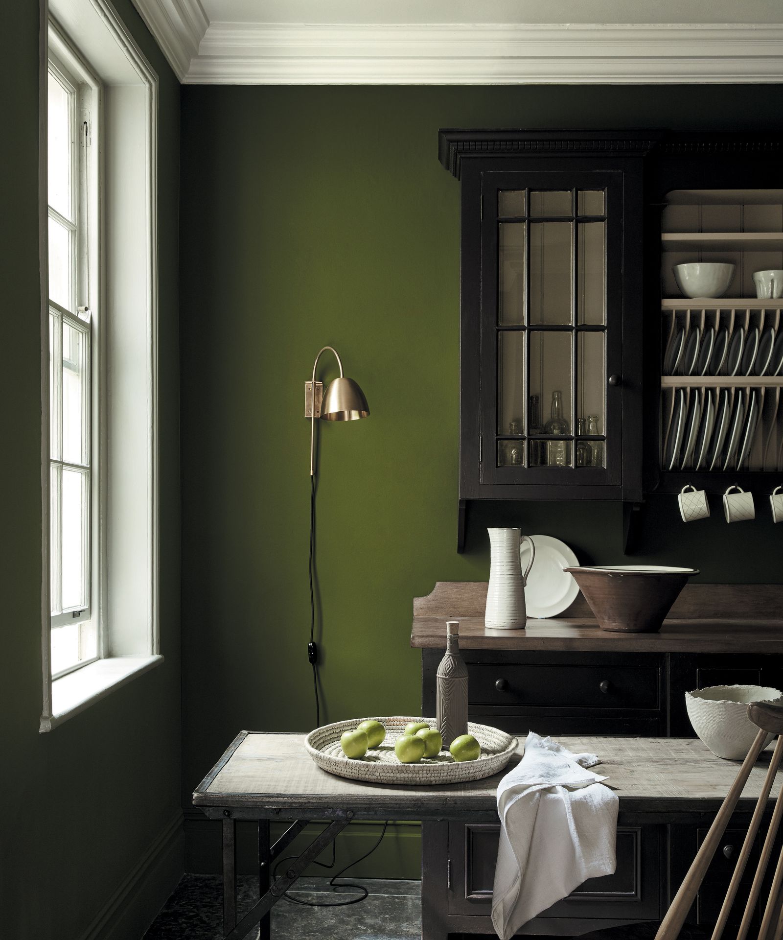 What are the best dark colors for small rooms? Expert tips | Homes and ...