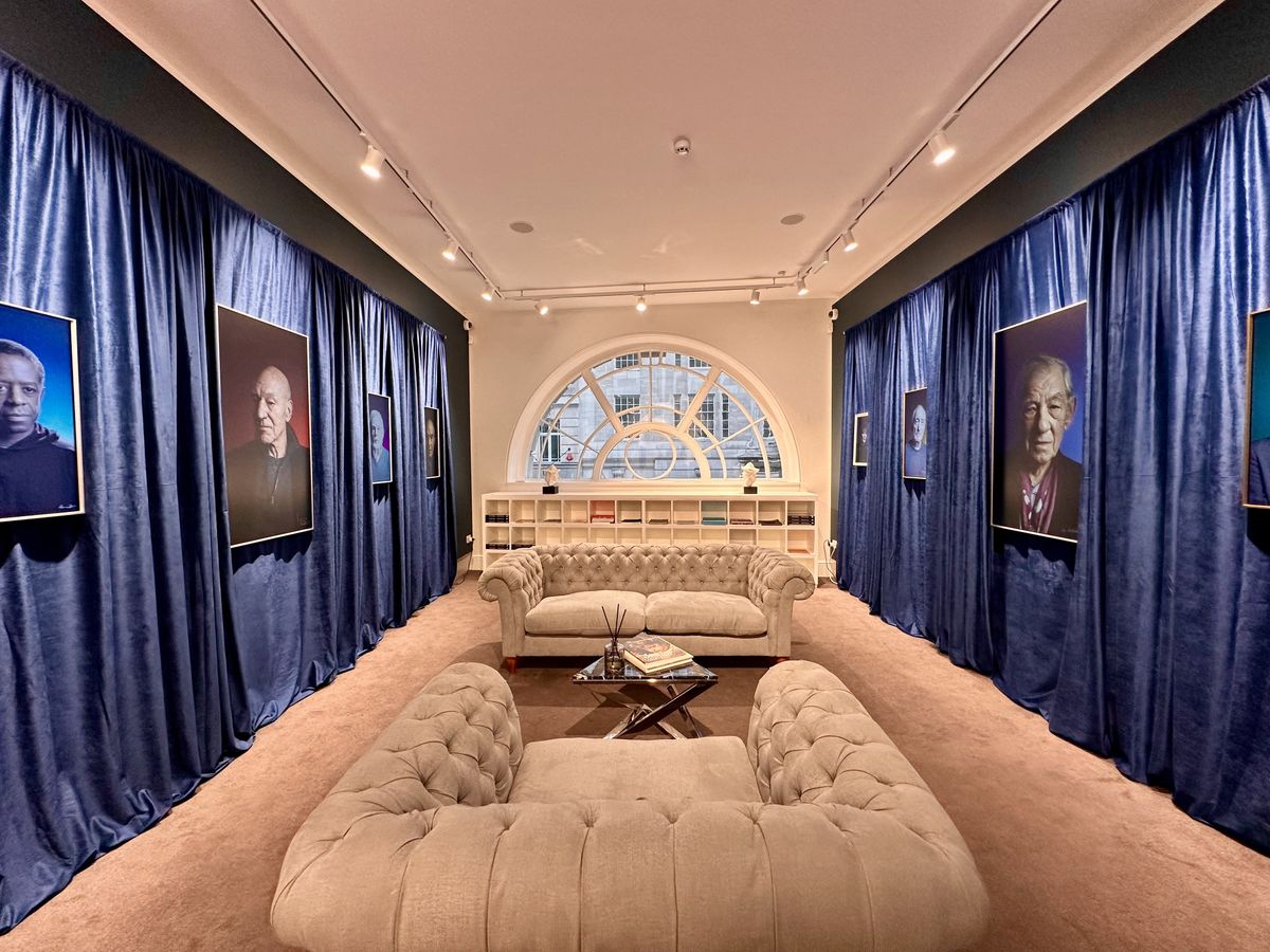 To be, or not to be: world-first exhibition of "living portraits ...