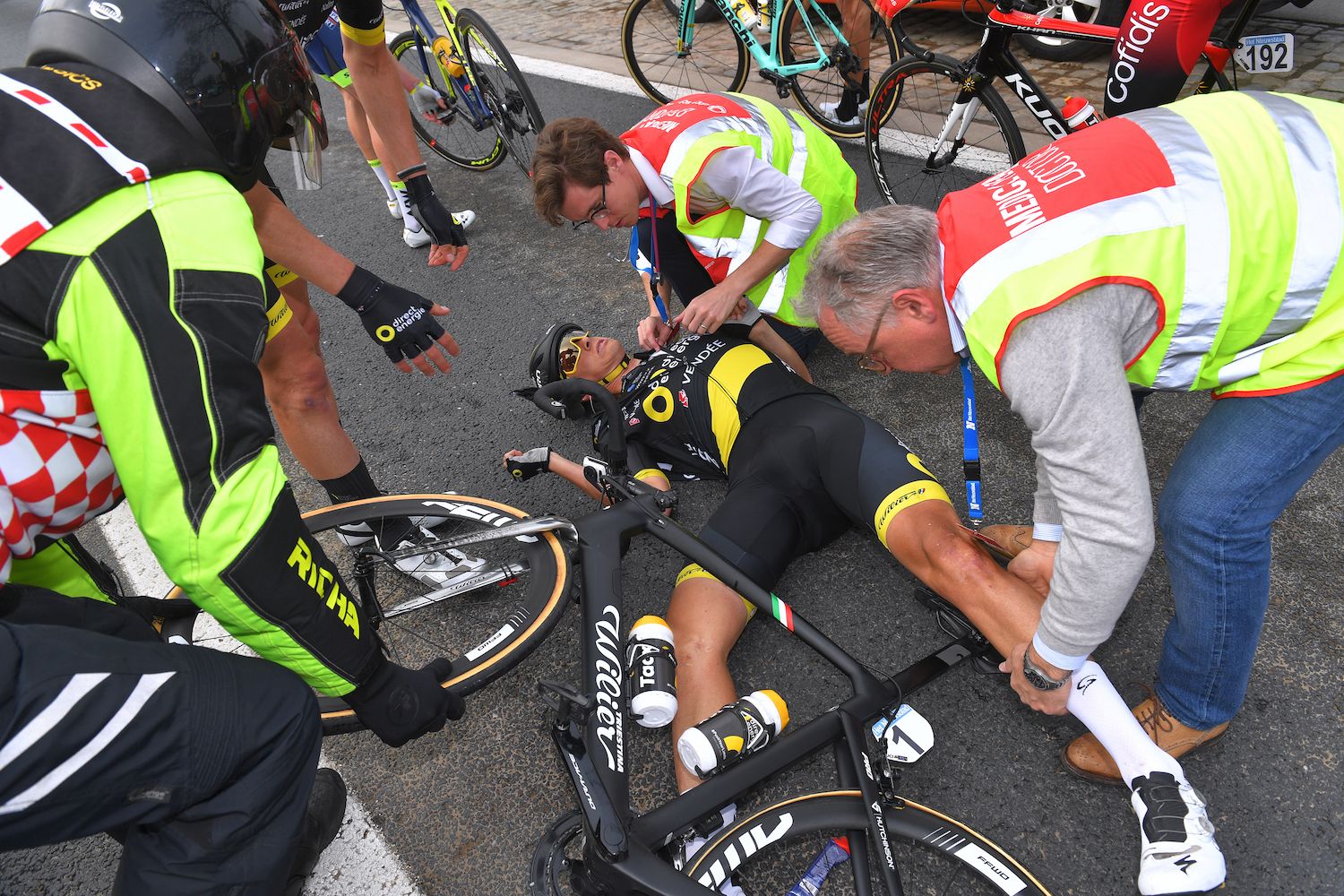 Reigning champion Niki Terpstra crashes out of Tour of Flanders 2019 ...