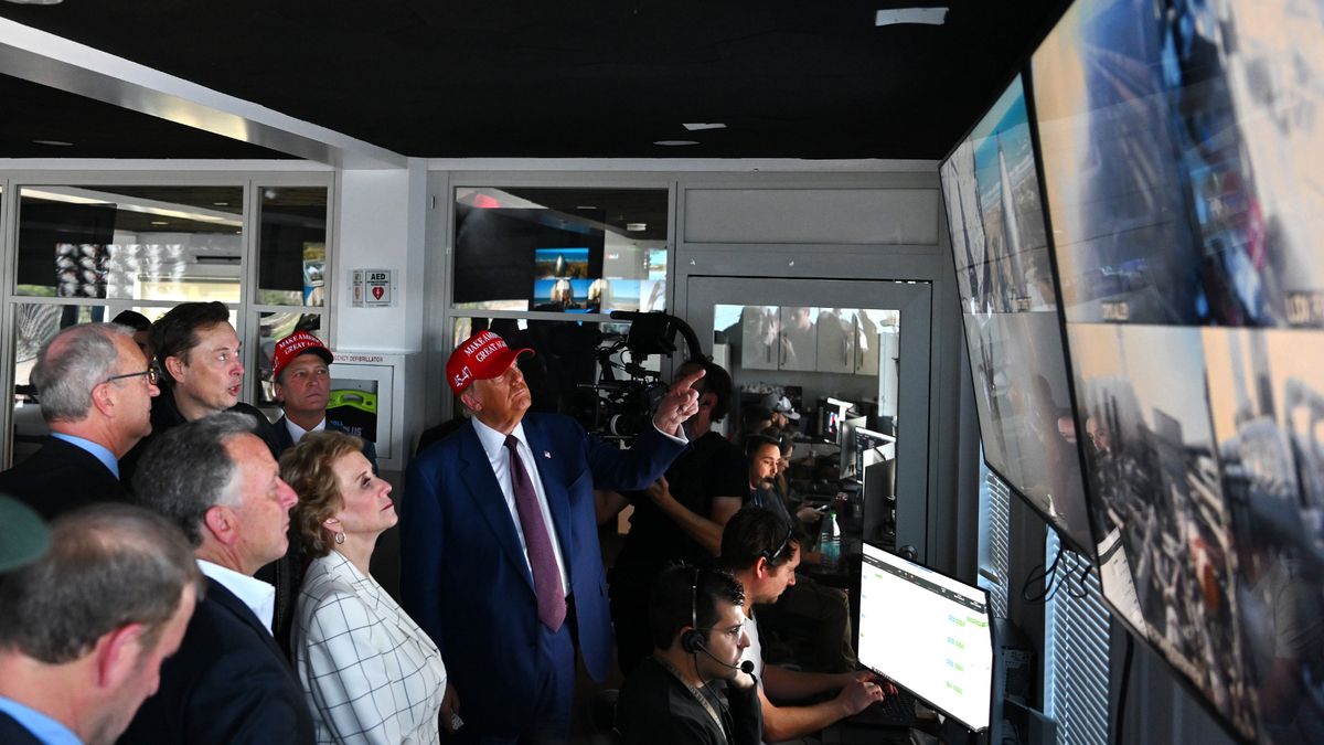Trump watches SpaceX launch Starship's 6th test flight (photos) | Space