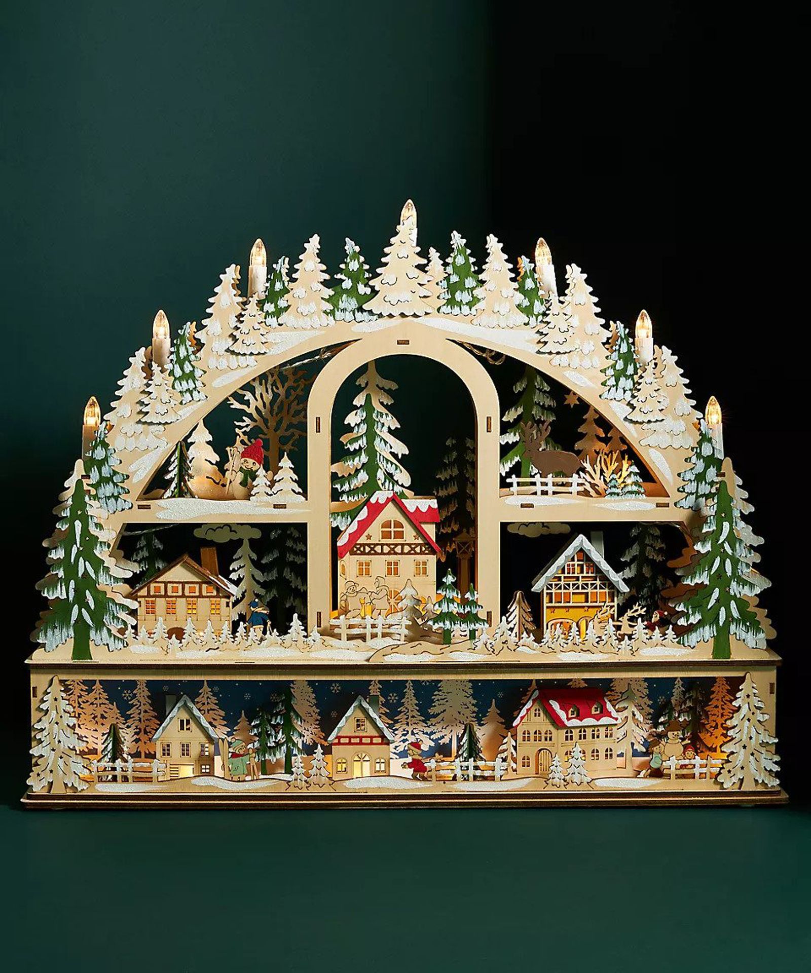 Christmas window lighting ideas – 14 ways to light casements | Real Homes