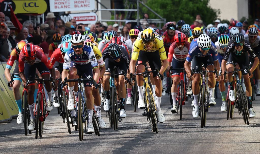 Critérium du Dauphiné: Julian Alaphilippe sprints to victory on stage 2 | Cyclingnews