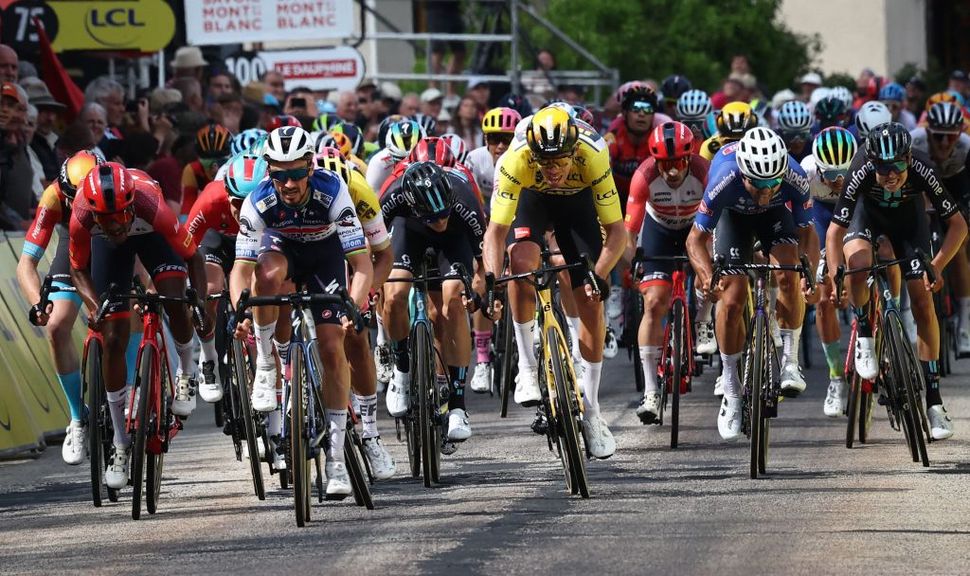 Critérium du Dauphiné: Julian Alaphilippe sprints to victory on stage 2 | Cyclingnews