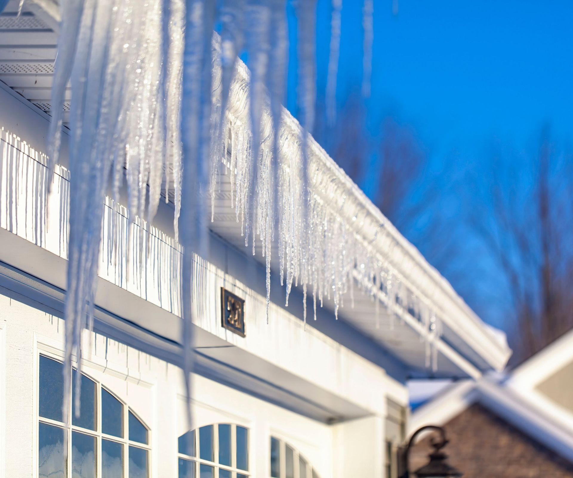 How to remove icicles – expert steps for removing icicles | Homes and ...