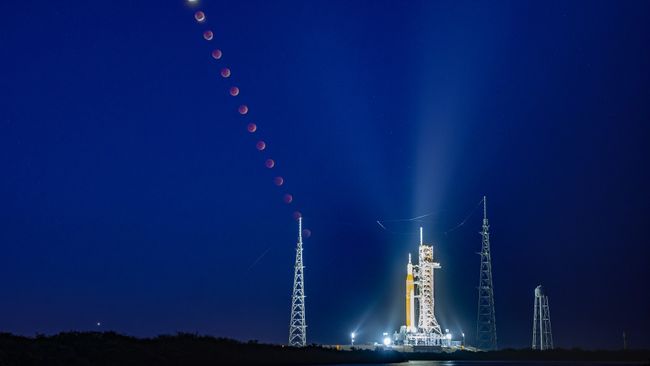 Blood Moon rises over Artemis 1 megarocket preparing for launch in ...