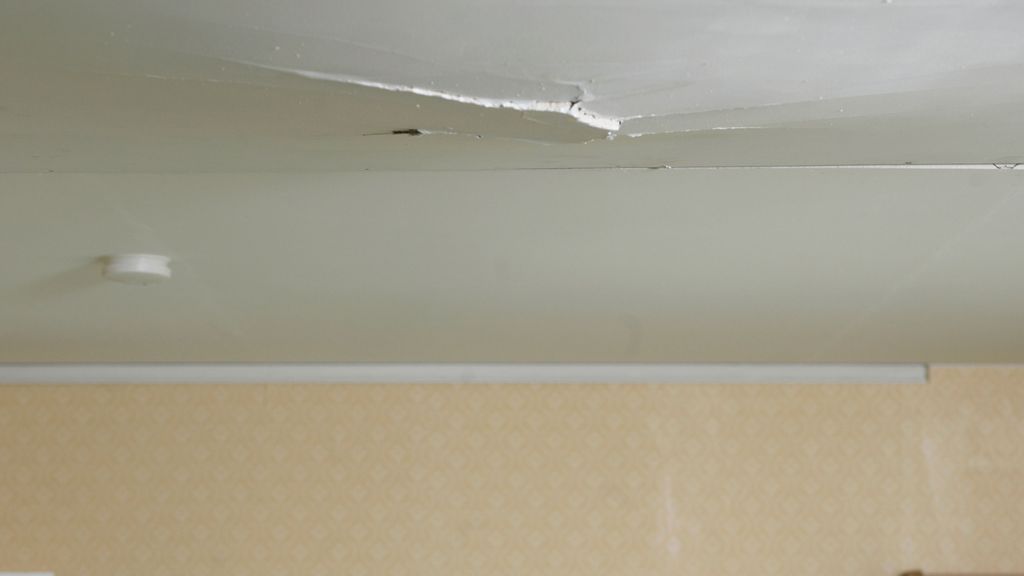 Cracks in ceilings: When to worry and when to relax | Homebuilding