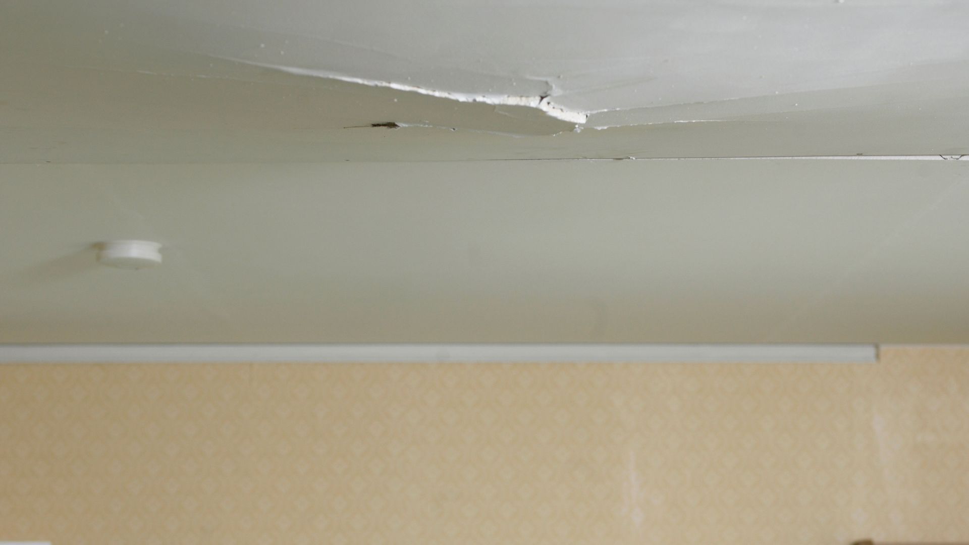 Cracks in ceilings: When to worry and when to relax | Homebuilding