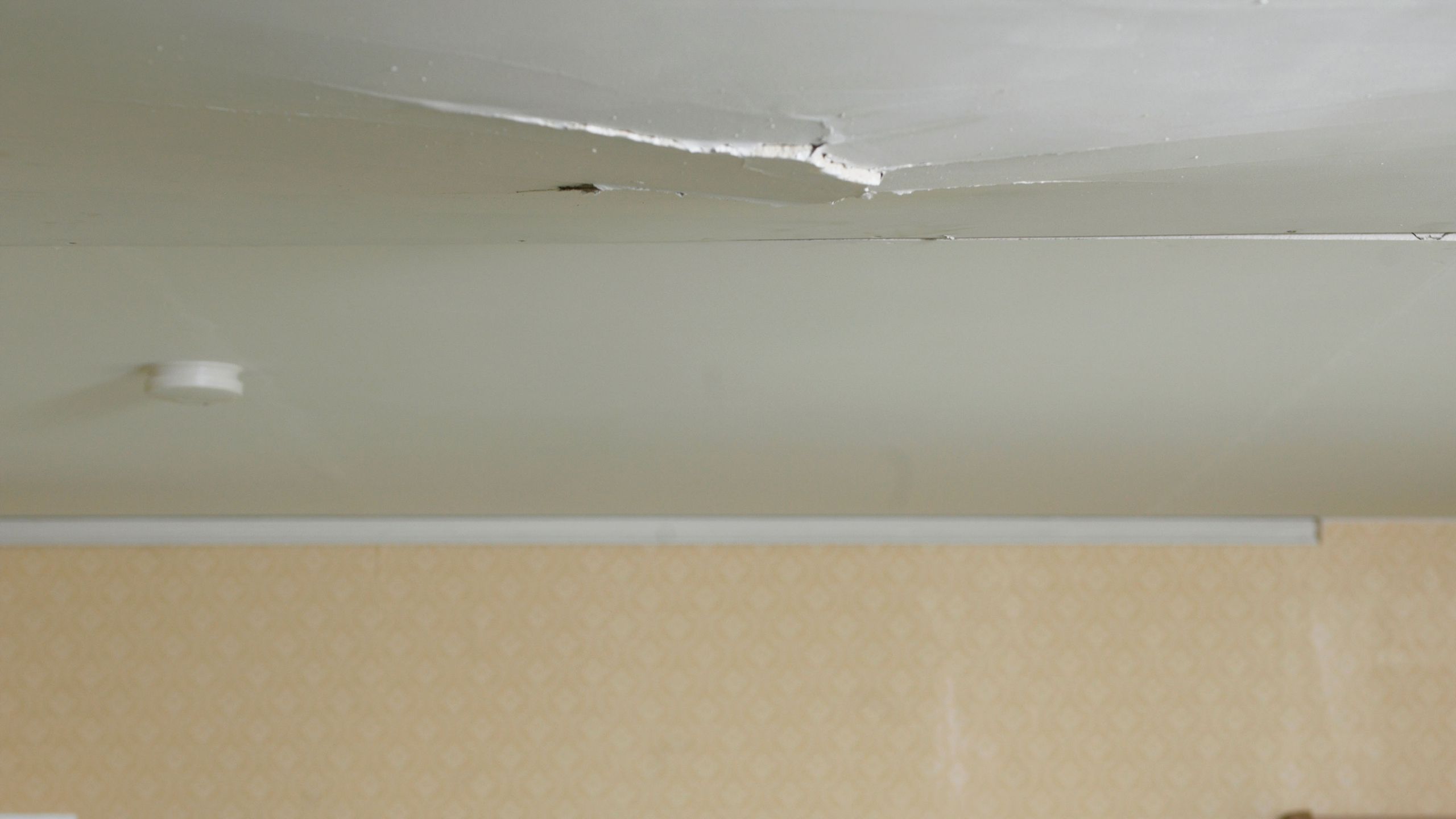 Cracks in ceilings: When to worry and when to relax | Homebuilding