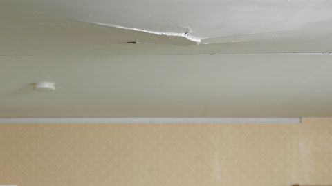 Cracks in ceilings: When to worry and when to relax | Homebuilding
