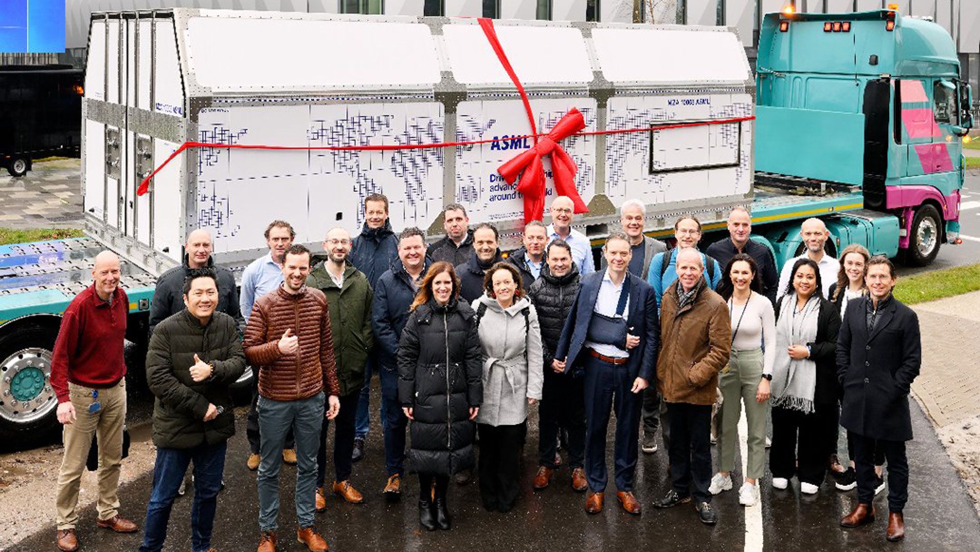 ASML ships groundbreaking new chipmaking tool to Intel — High-NA ...