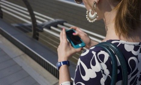 6 embarrassing walking-while-texting fails | The Week