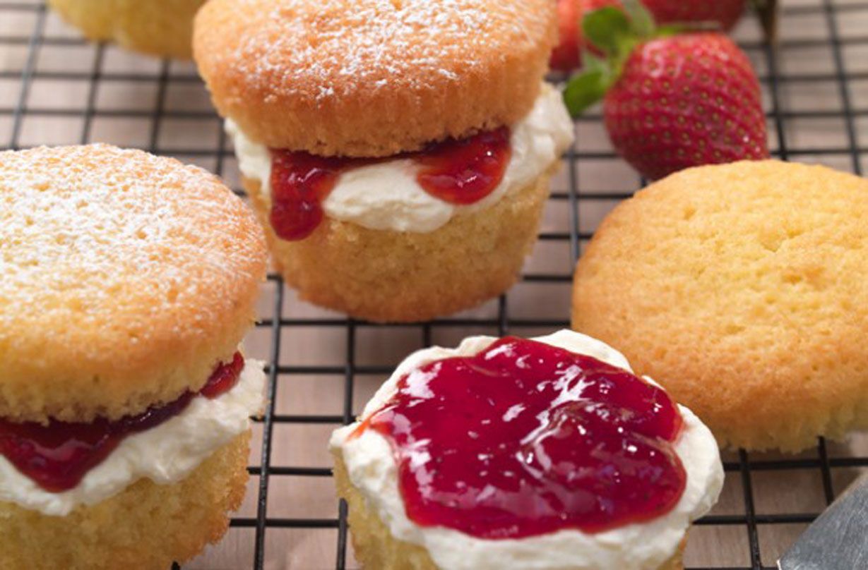 Mini Victoria sponges | Baking Recipes | GoodtoKnow