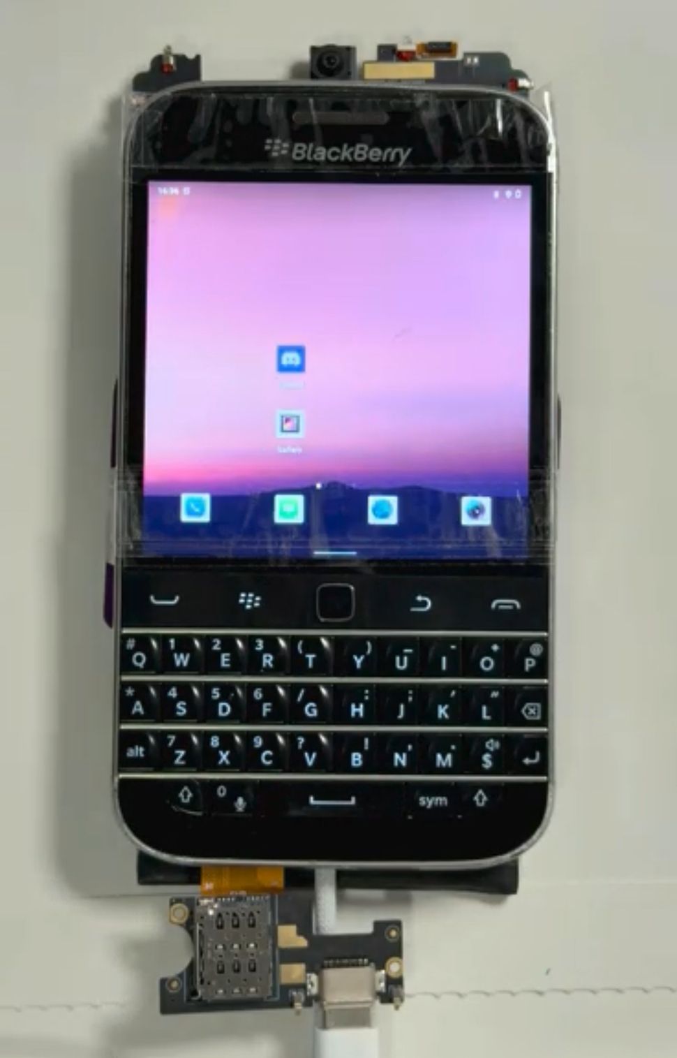 BlackBerry Classic returns in 2025 as Zinwa Q25 with updated hardware ...