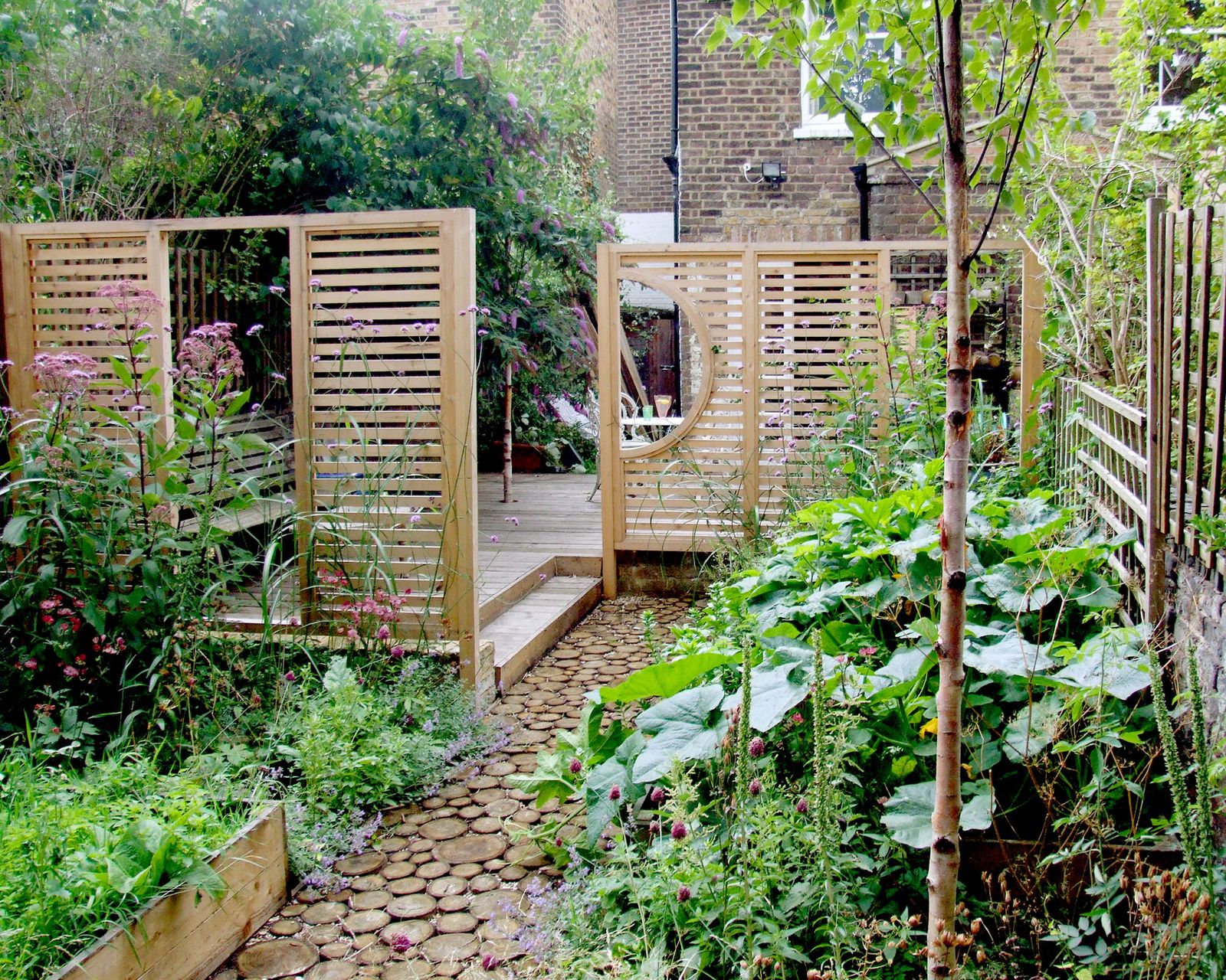 Landscaping with timbers: 12 ideas and tips for your plot | Gardeningetc