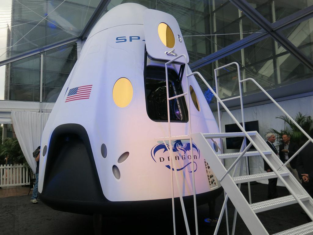 Take It to Your Leaders: SpaceX's Futuristic Dragon Spaceship Invades D ...