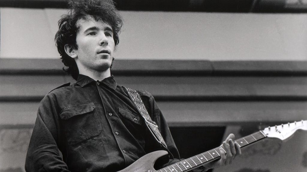 Watch The Edge Demonstrate How the Electro-Harmonix Deluxe Memory Man ...