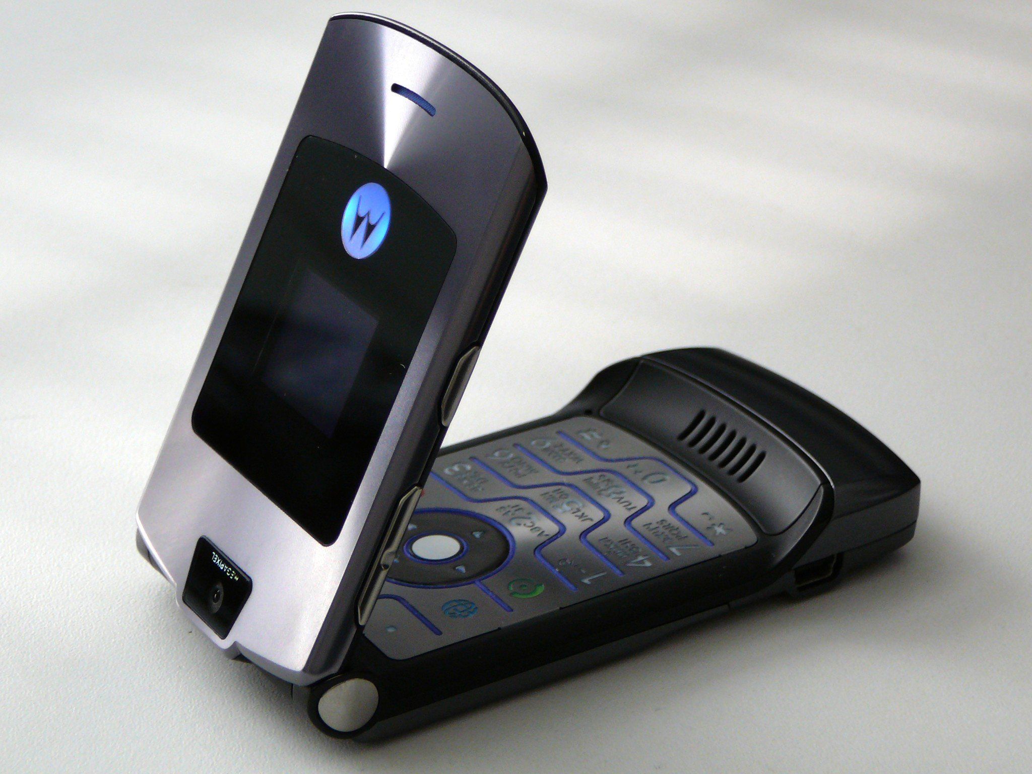 A new Motorola Razr will be released this year as a $1,500 foldable ...
