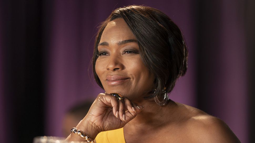 Angela Bassett Leaves For 9-1-1 Before Sunrise And Comes Home Late ...