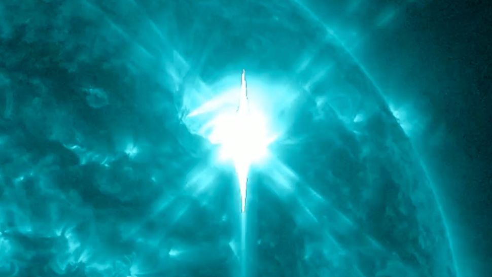 Sun unleashes X-class solar flare, radio blackouts reported (video) | Space