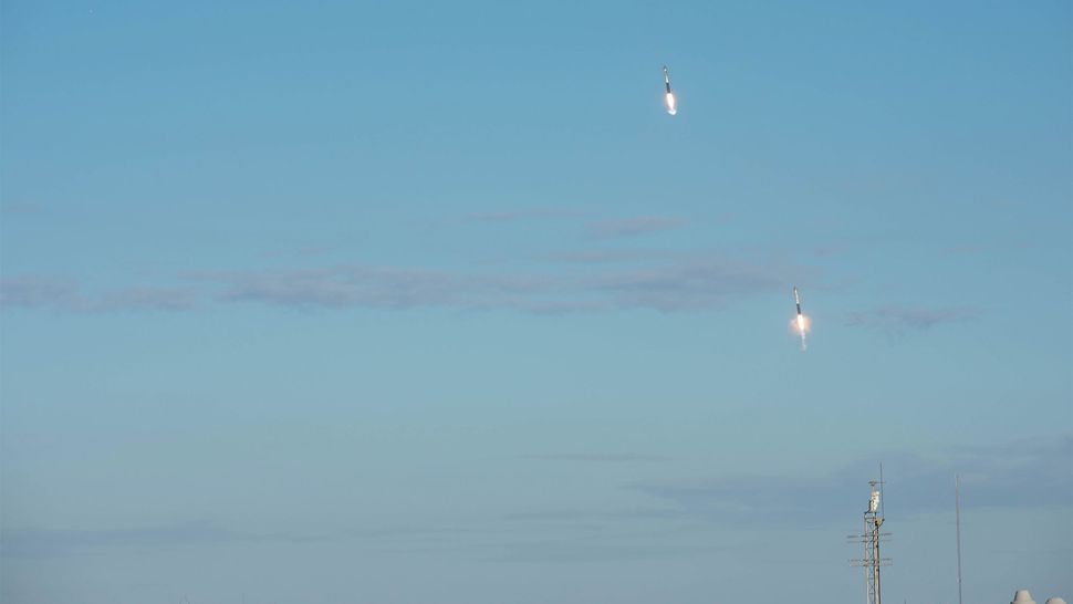 In Photos The Amazing Triple Rocket Landings Of Spacexs Falcon Heavy