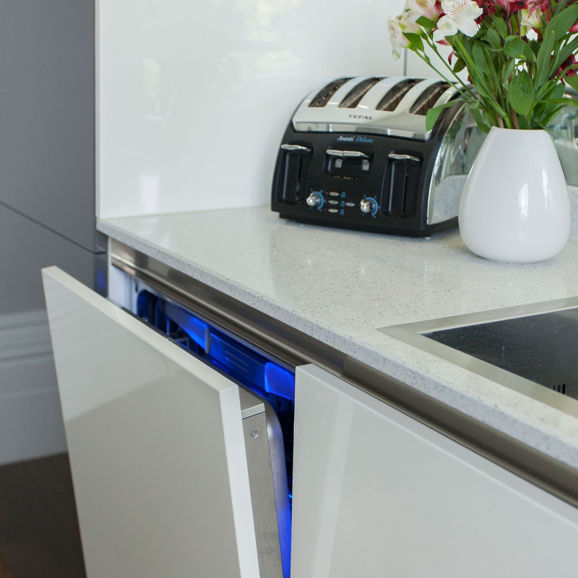 This kitchen sponge in dishwasher cleaning hack is genius | Ideal Home