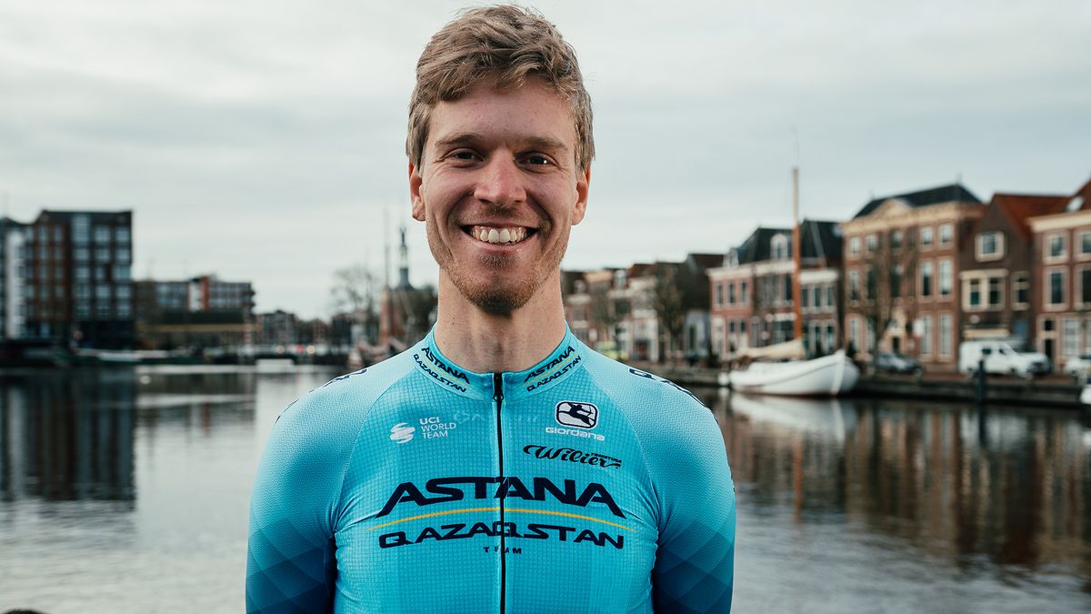 CW Live: Astana signs Mark Cavendish lead-out man; EF's sock debacle ...