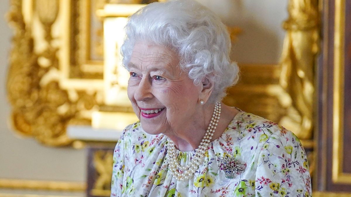 The Queen pulls out of major ceremony suffering 'episodic mobility ...