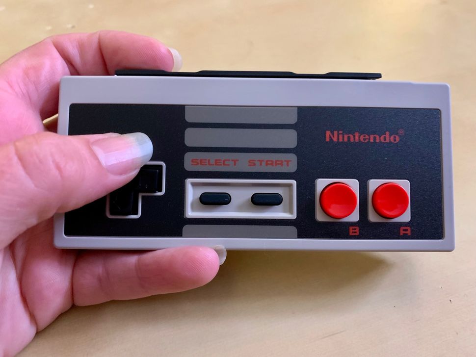 Joy-Cons vs. NES Controllers: Which should you use with NES Nintendo ...
