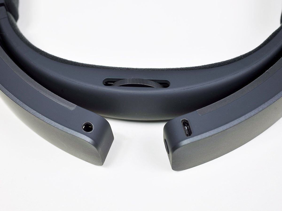 Unboxing the Microsoft HoloLens Development Edition: this thing is so ...