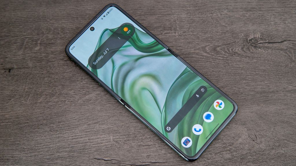 Moto Razr Plus 2025 benchmark details next-gen flagship tech from ...