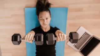 Beginner workout plan with dumbbells | Fit&Well