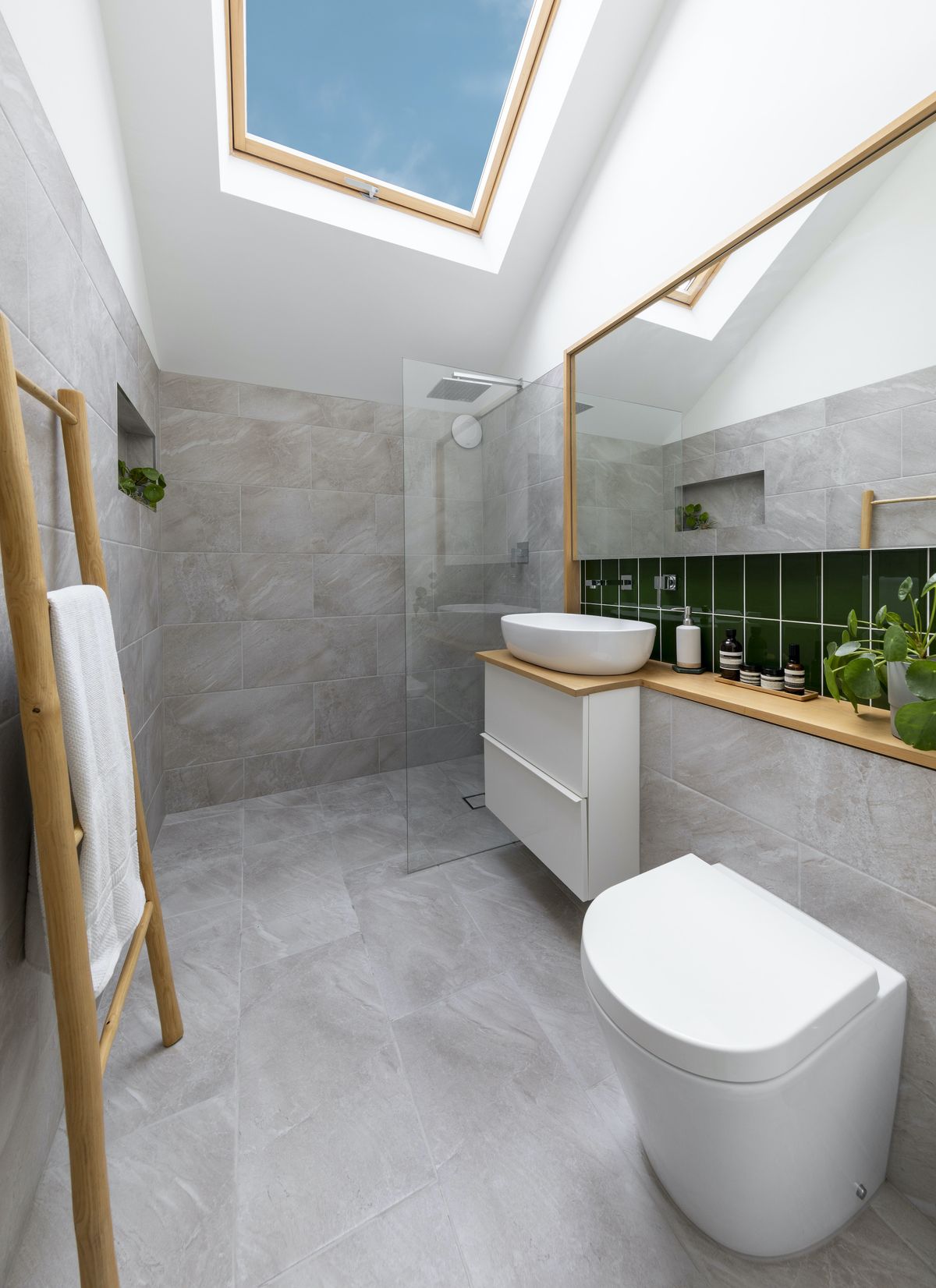 23 small ensuite ideas that transform tiny into tremendous | Homebuilding