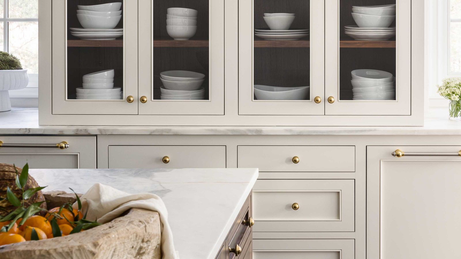 When should you use knobs vs pulls in a kitchen? | Livingetc