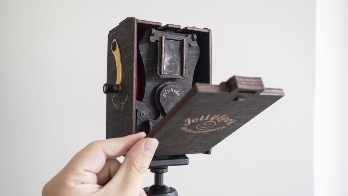 This wooden hand-crank camera might be the most fun I've ever used ...