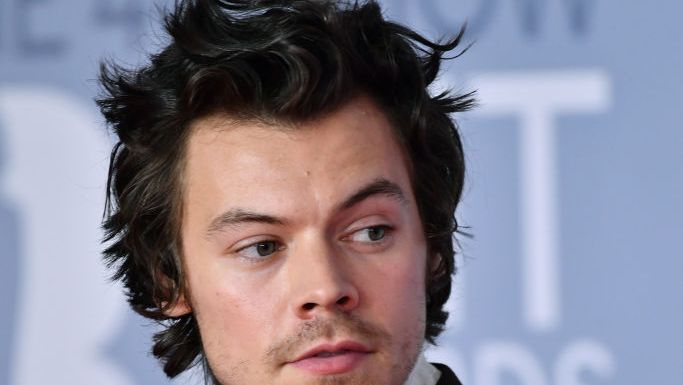 Men Wearing Pearl Necklaces 2020 | Pearl Necklace on Celebrities Trend ...